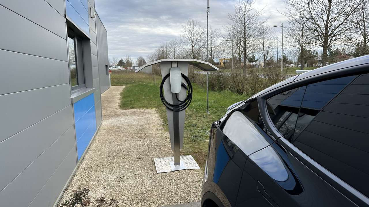 B454805 F 18 CD 4243 9967 FD0 DFF477 FD1 — Postimages