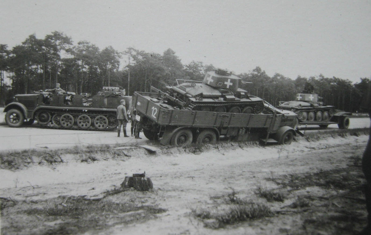 Faun L900 loaded with Pz 38(t) Poland 1939 — Postimages