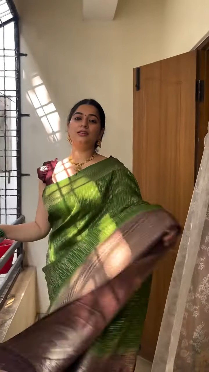 Beautiful Ksudha Big Deep Navel Hole in Green Saree mp4 snapshot 00 10 707 — Postimages