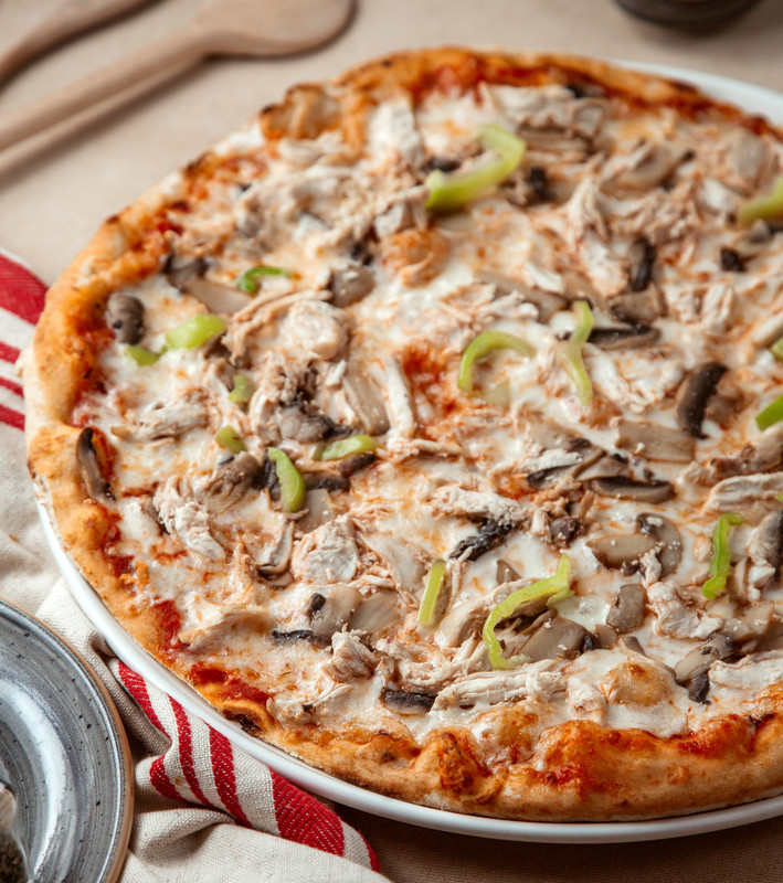 mixed pizza chicken mushroom bell peppers cheese side view (1) — Postimages