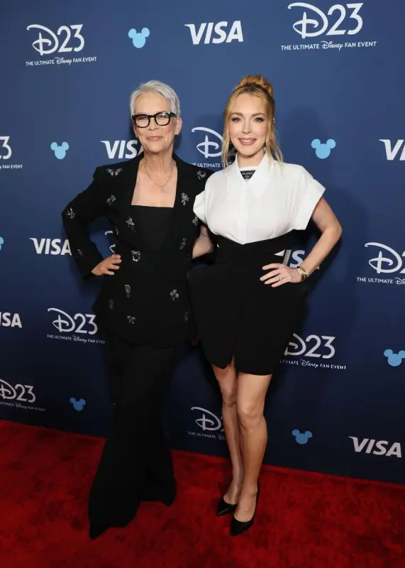 lindsay lohan in balmain couture and jamie lee curtis in v0 em5vm38bvuhd1 — Postimages