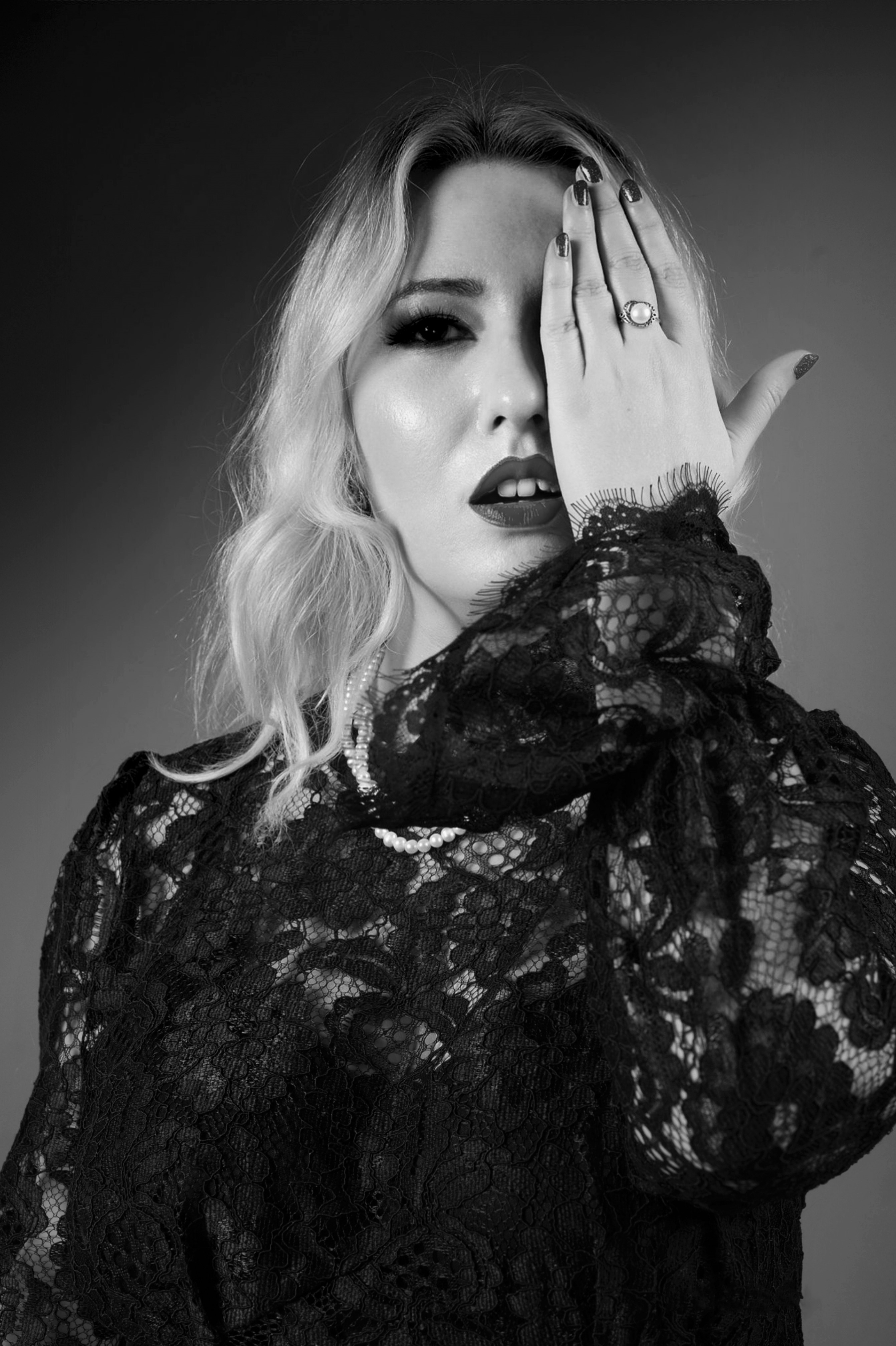 Valeria bw portrait 01 — Postimages