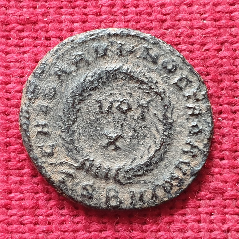 AE3 de Constantino II. CAESARVM NOSTRORVM / VOT X. Tesalónica