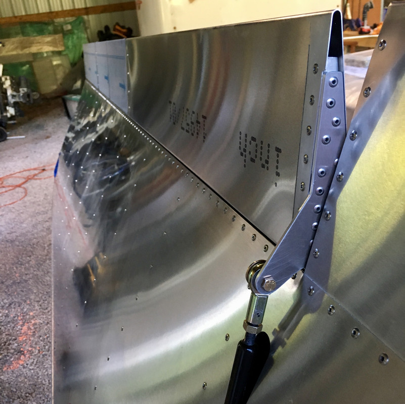 Aileron left wing rivet inboard bottom — Postimages