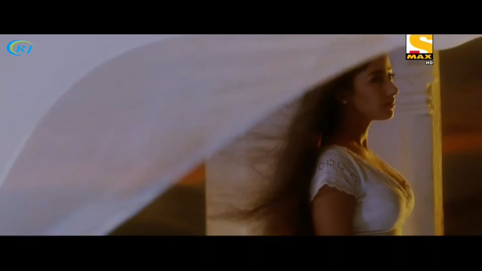 Manisha Koirala Beautiful Cleavage Song Kuch Na Kaho A 1942 Love Story mp4 20200617 190237 489 ...