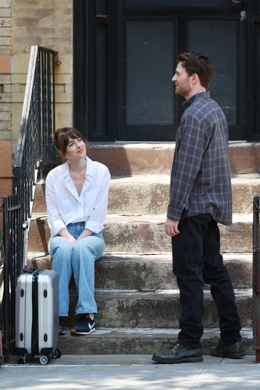Dakota Johnson Films Materialists in Brooklyn New York 06 05 2024 40 — Postimages
