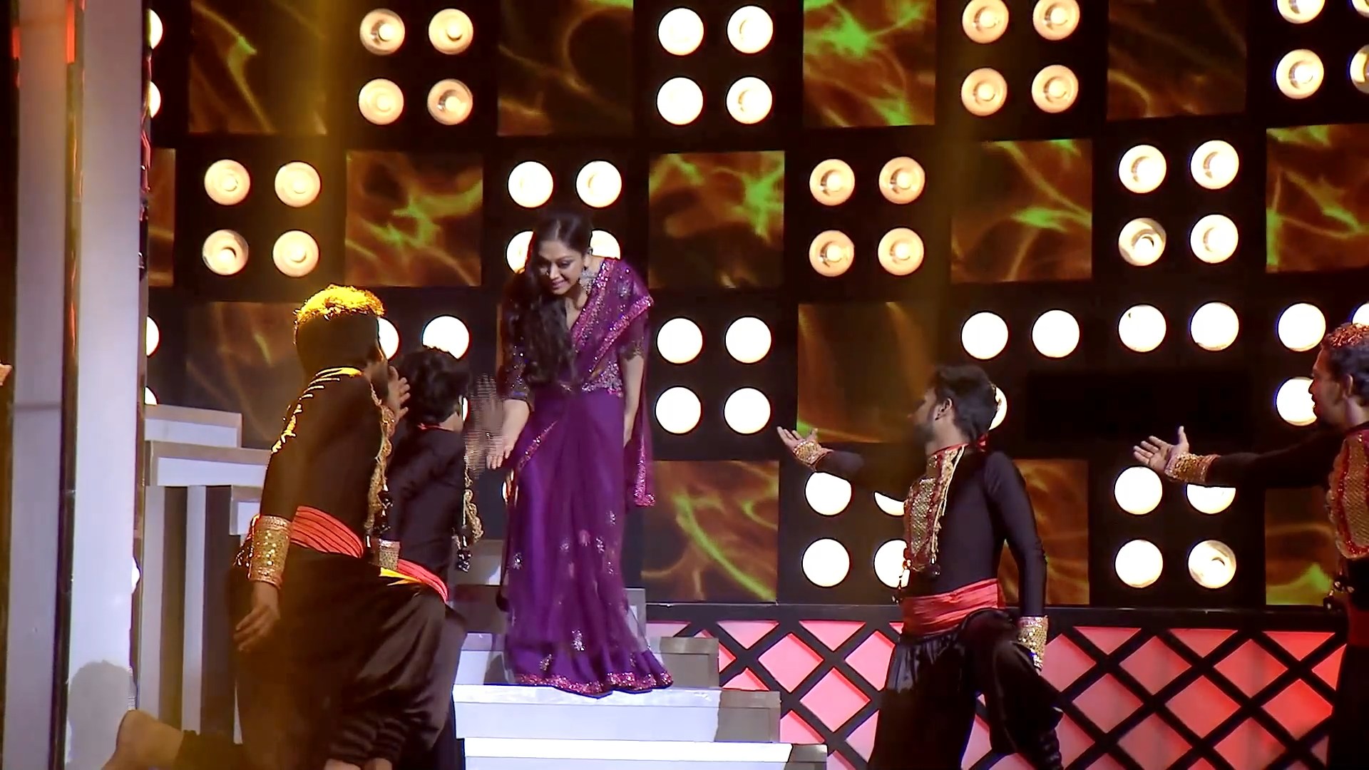 Shobana Wide Stretched Belly And Deep Wide Big Navel Hole in ...