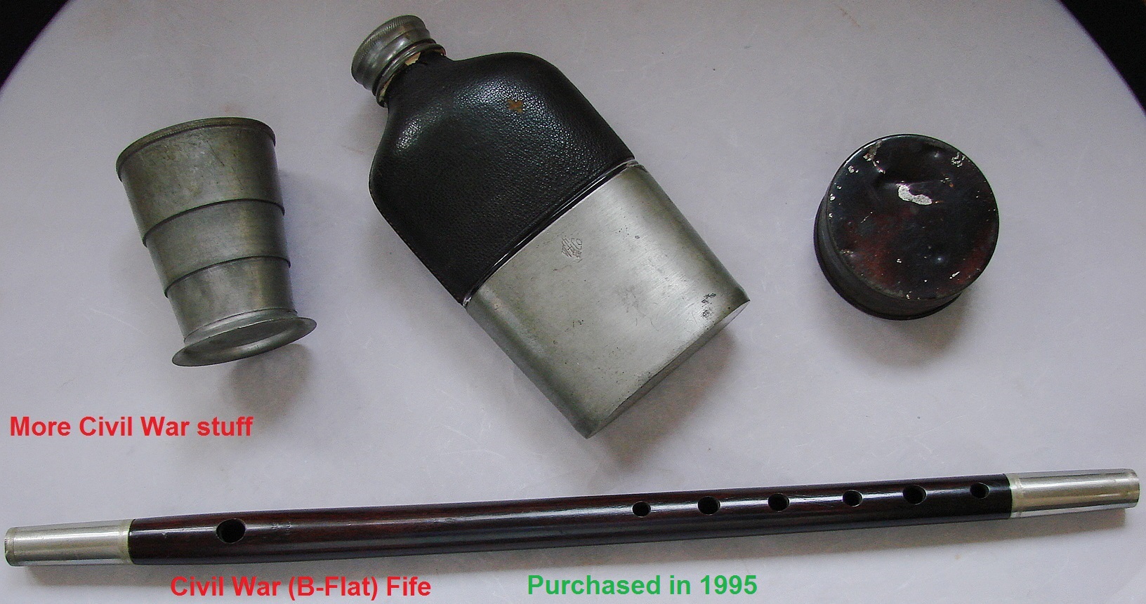 Civil War Fife and liquor flask and collapsible drinking cup — Postimages