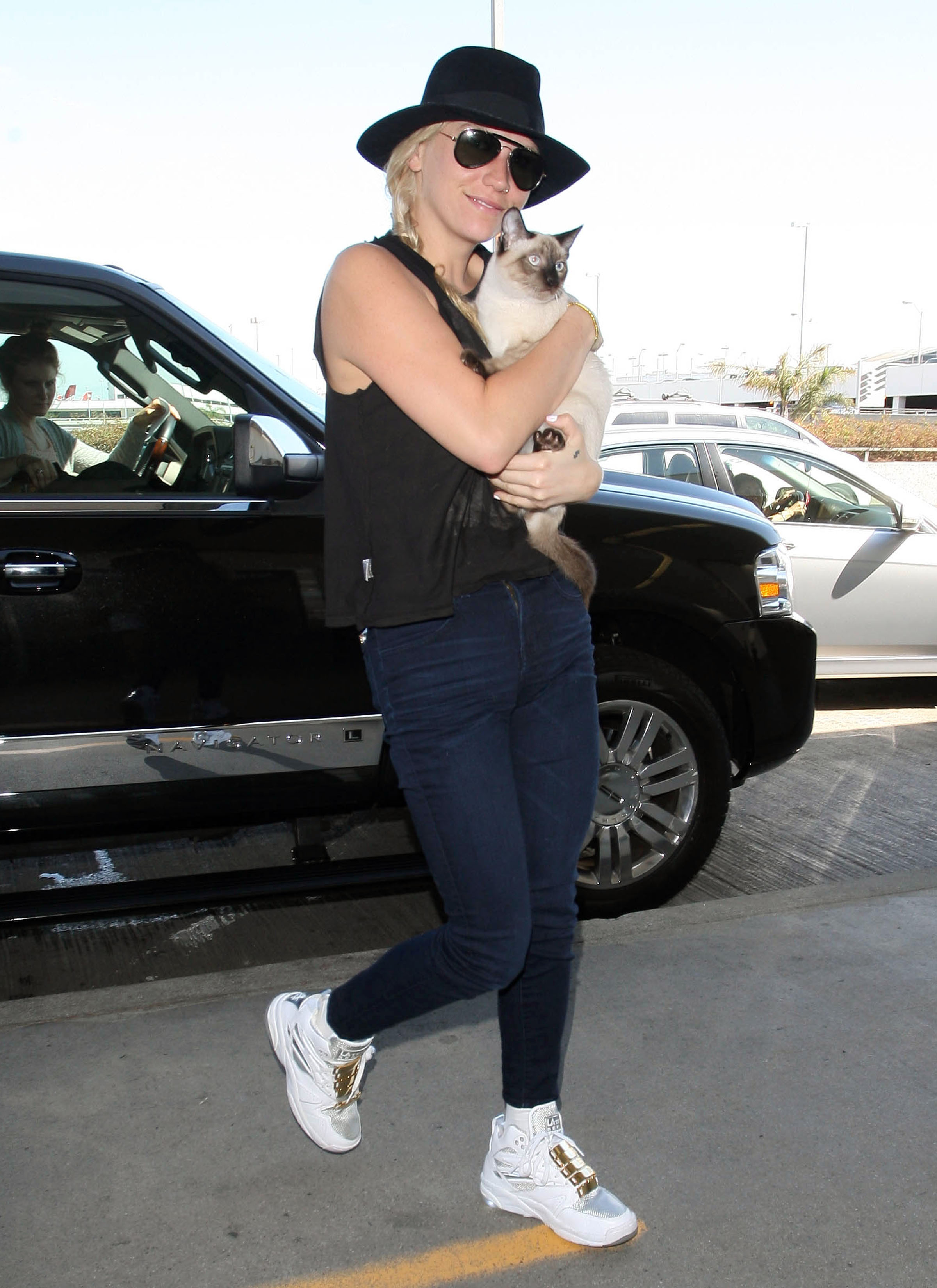 kesha cat lax 5 — Postimages