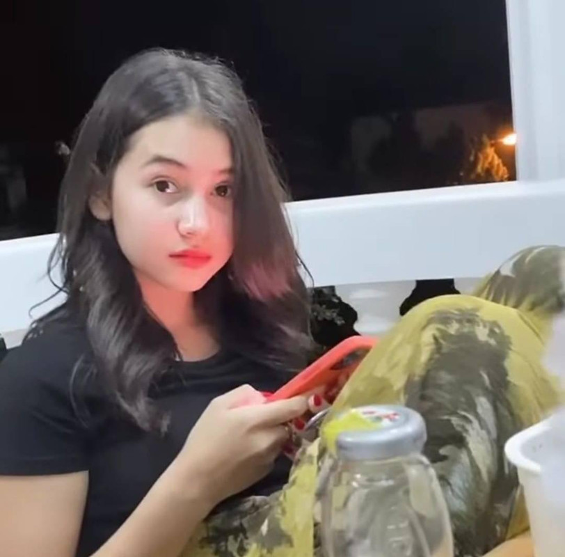 Sandrinna Michelle Black T shirt — Postimages