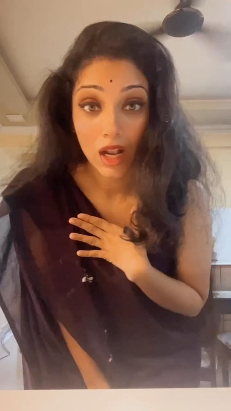 Avantika Mohan Sexy Navel and hip in black saree mp4 snapshot 00 36 674 — Postimages