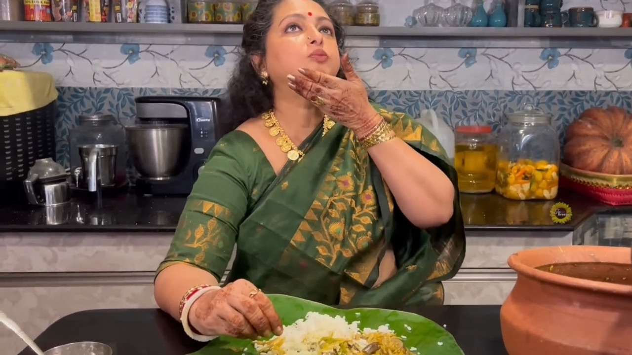 Matured Milf Seetha Hot Navel show in Green Saree mp4 snapshot 00 01 532 — Postimages