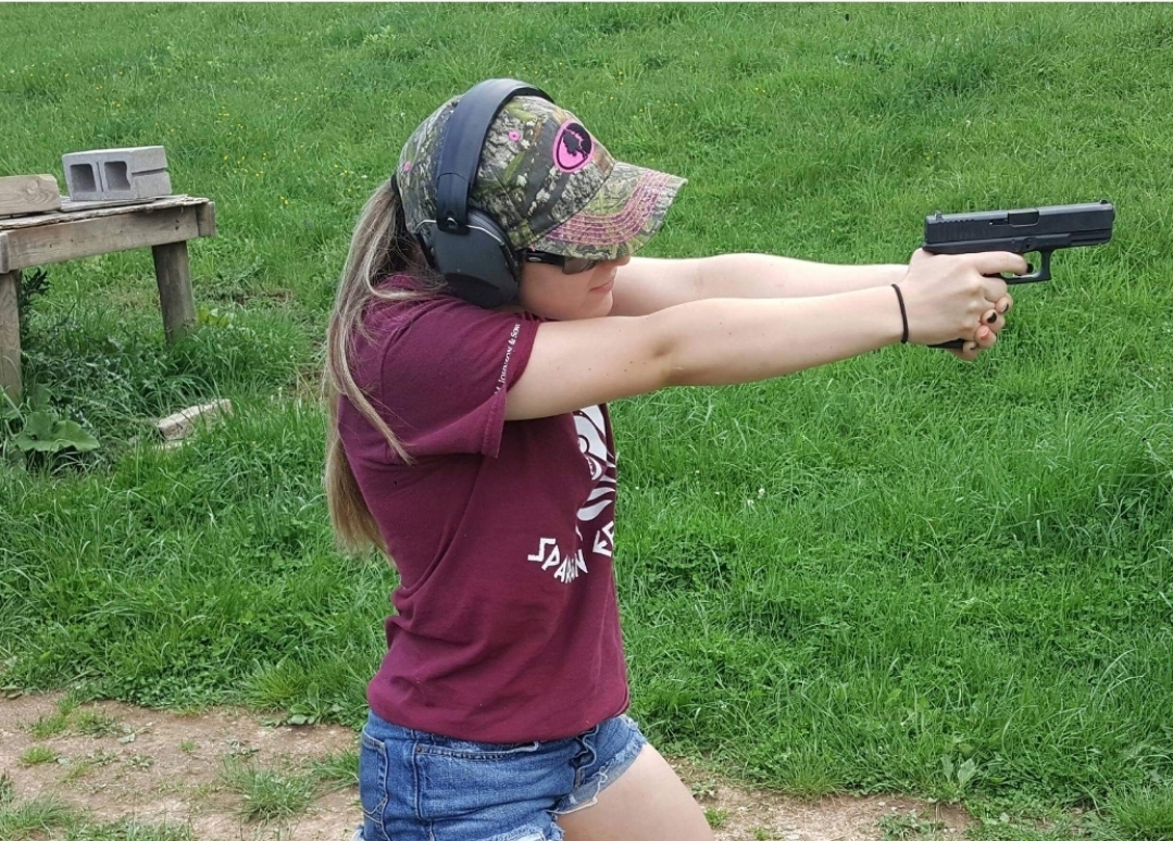 Chicks that Reload - 24hourcampfire