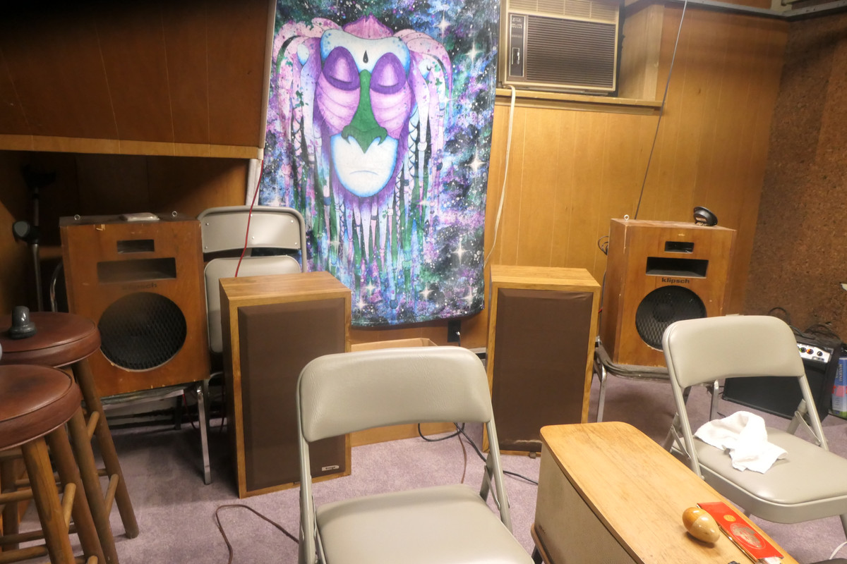 Speakers Rear — Postimages