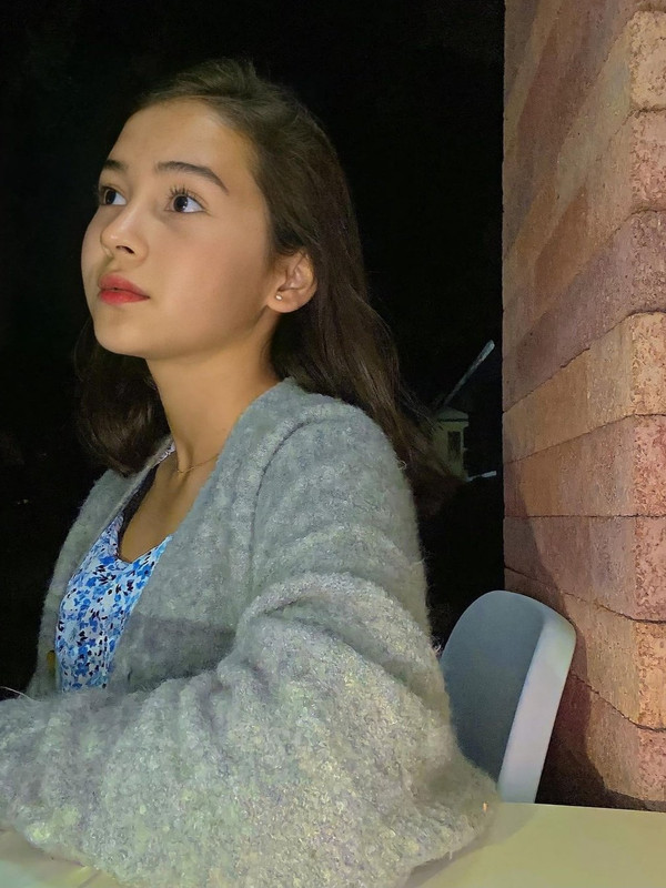 Sandrinna chilling outside at night 001 — Postimages