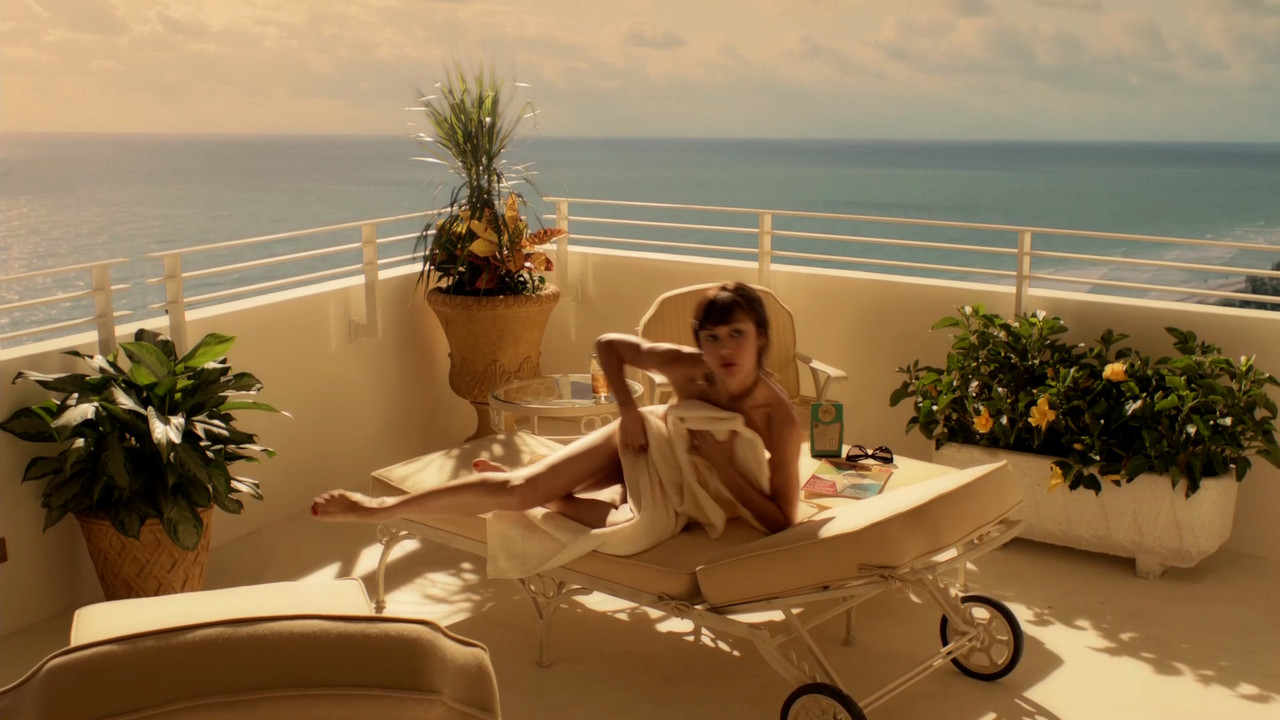 Olga Kurylenko Magic City S01 00 00 22 05 Still004 — Postimages