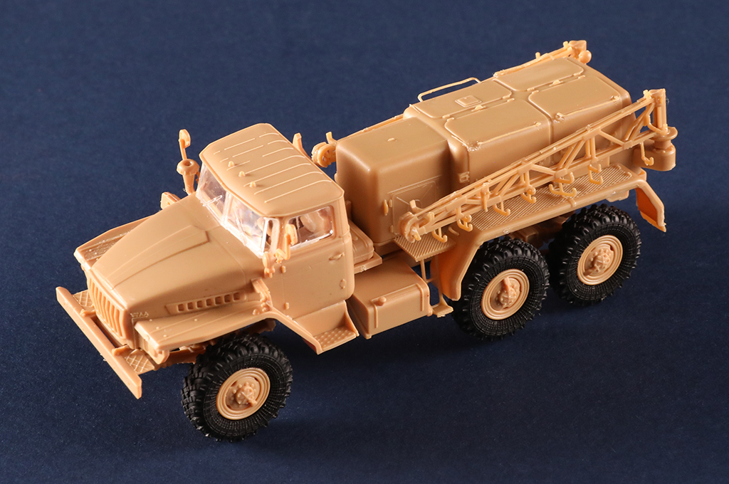 1/72 - URAL APA-5D Russian airfield starter truck by HobbyBoss ...
