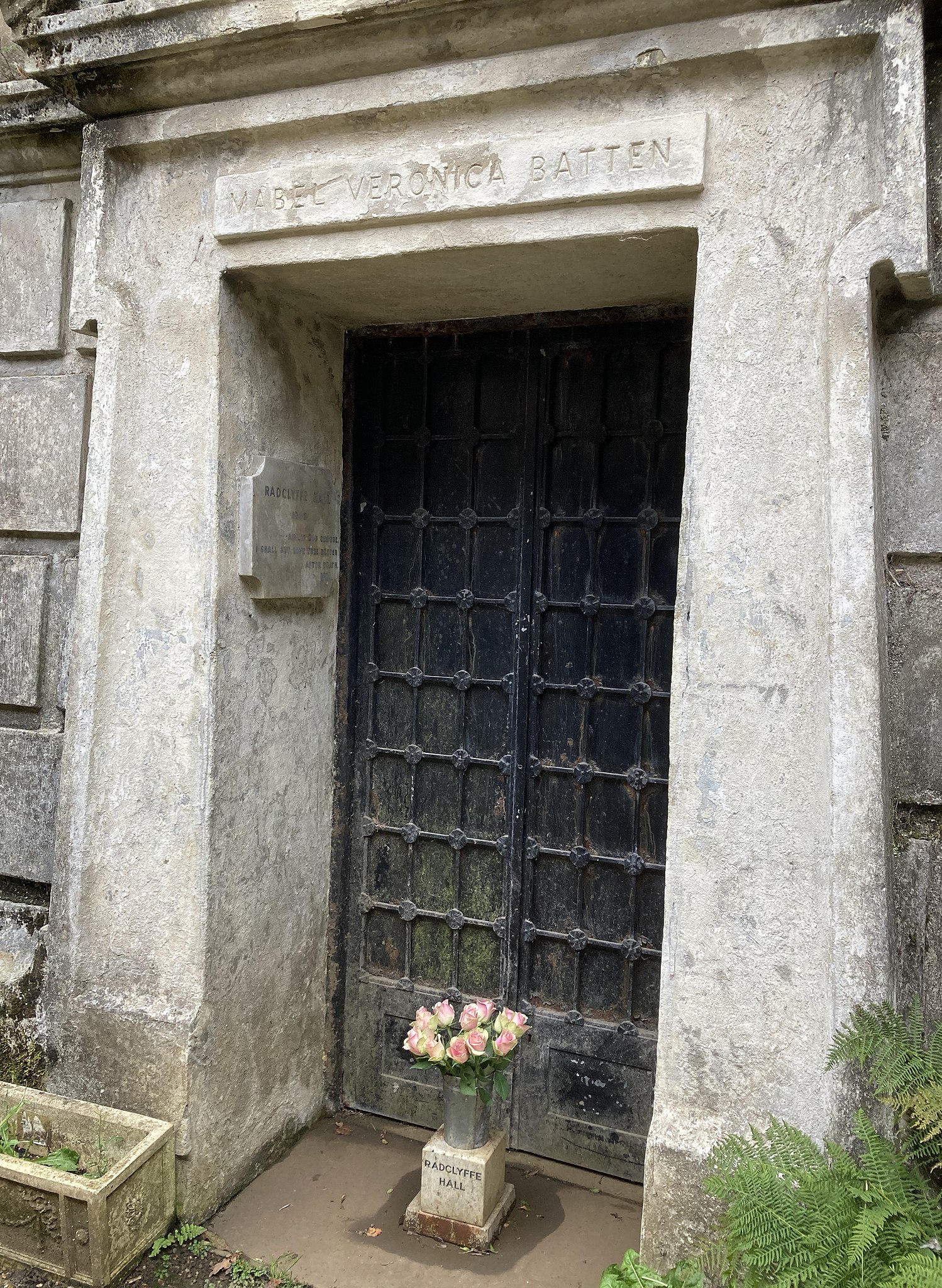 Vault of Mabel Batten and Ratcliffe Hall in Highgate Cemetery — Postimages