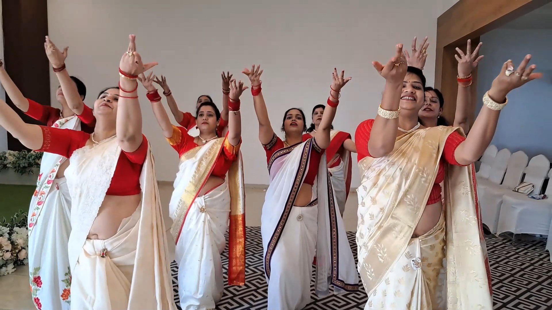 Hot desi aunty deep big navel in white saree mp4 snapshot 01 46 925 ...