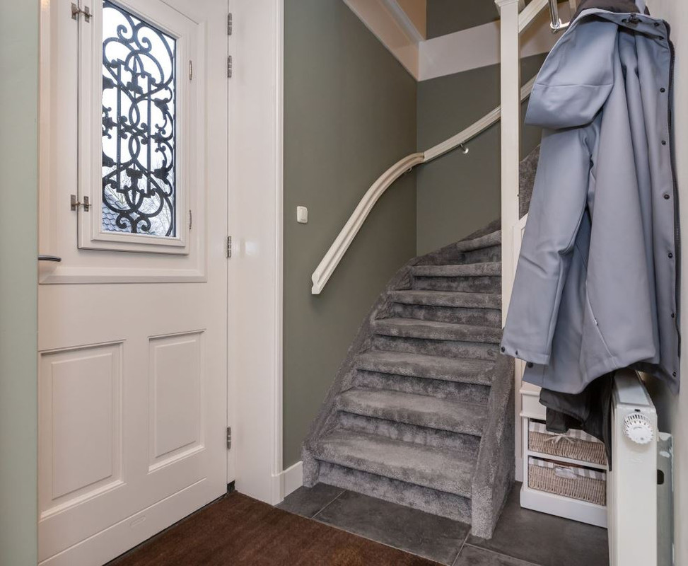 1e trap omhoog van uit hal — Postimages