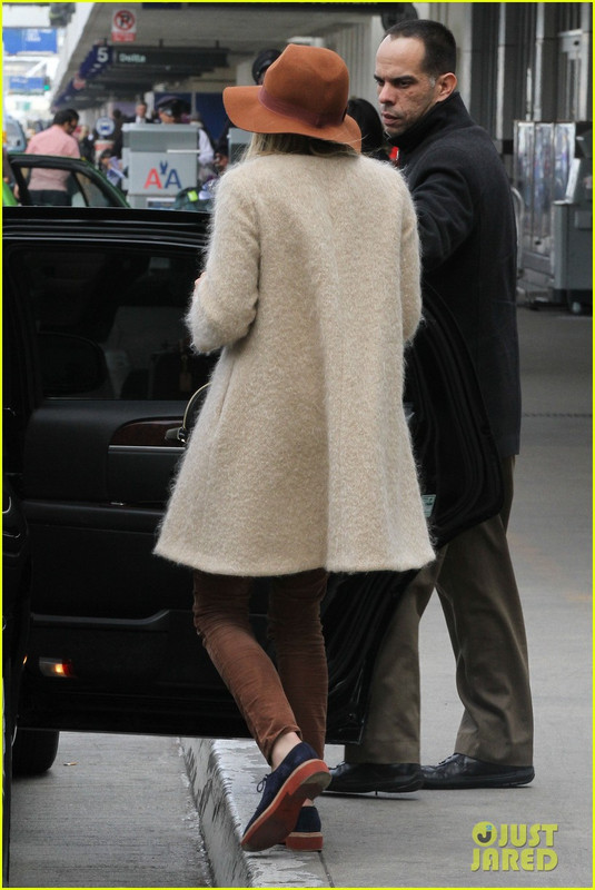 elizabeth olsen lax arrival 18 — Postimages