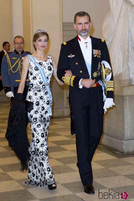 73619 reina letizia vestido felipe varela manto manila negro — Postimages