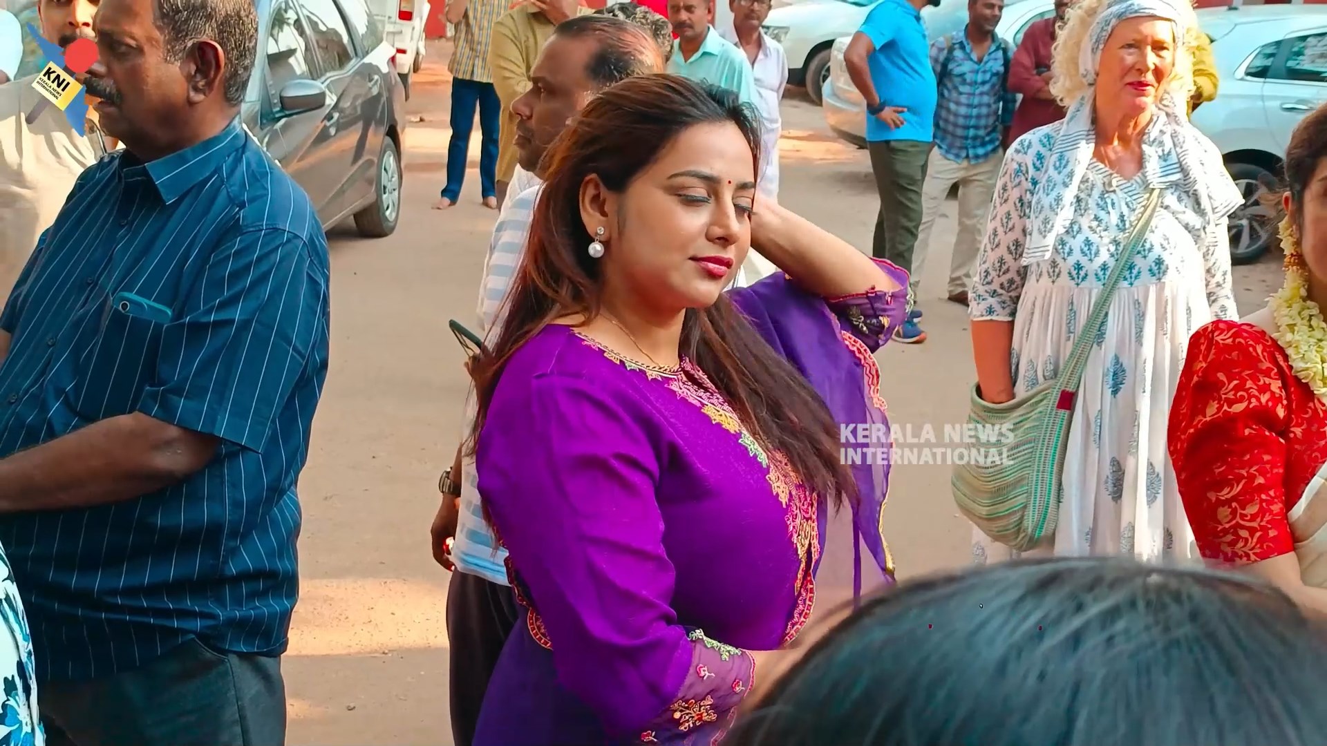 Ksudha Wide Tummy and Big Deep Open Navel Hole , Anna Rajan Huge Tight Tits in Public mp4 ...