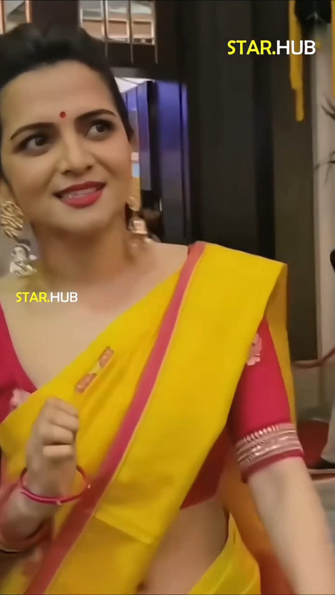 Divyadharshini Sexy navel in yellow saree mp4 snapshot 00 01 612 — Postimages