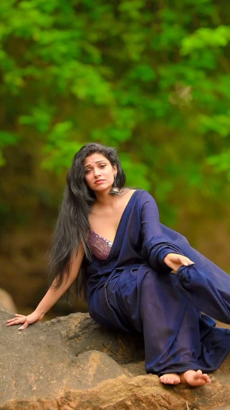 Beautiful Sexy Hot Avantika Sizzling in Violet Saree mp4 snapshot 00 21 405 — Postimages