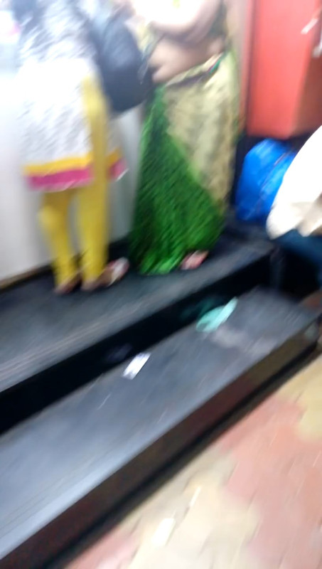 Gujarathi Chubby Aunty Open Big Deep Navel show in public in green ...