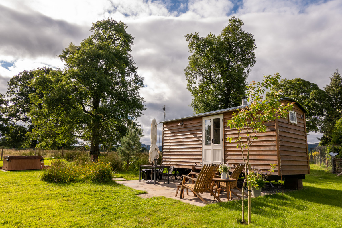 Shepherd’s hut stay in Loch Lomond and the Trossachs, Scotland – Roam ...