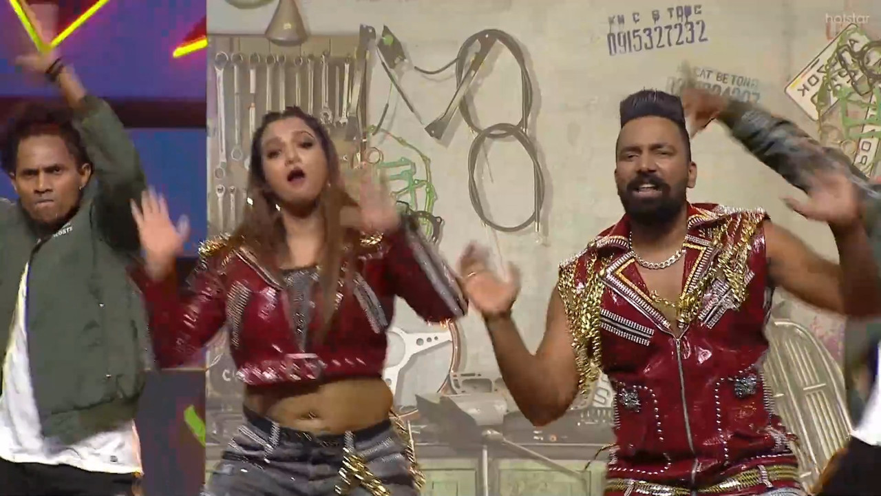 Saranya Anand Bubbly Sexy Big Wide Deep Navel Hole while dancing mkv ...