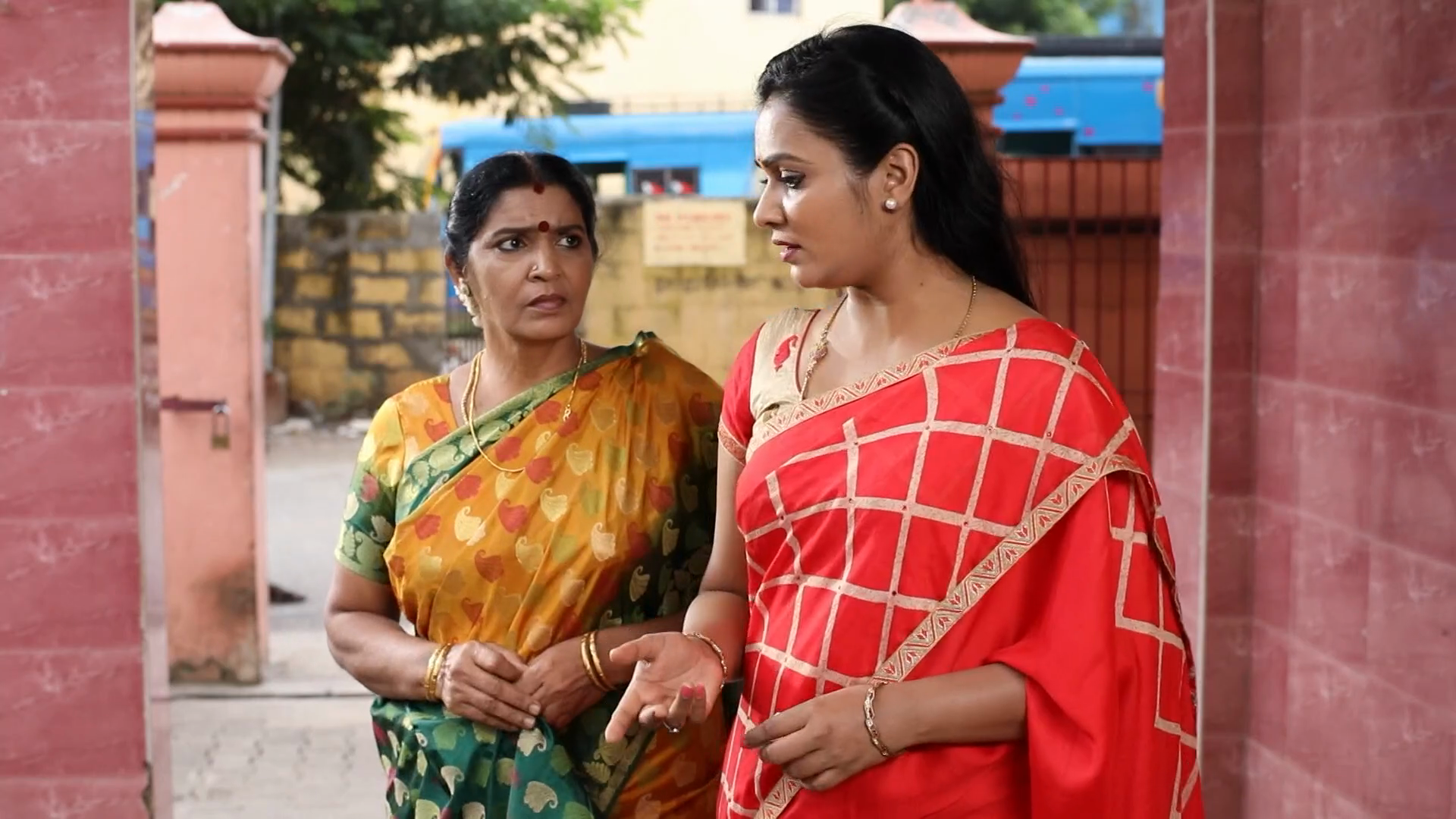 Swathi royal hot Thoppul navel in Red saree 3 — Postimages