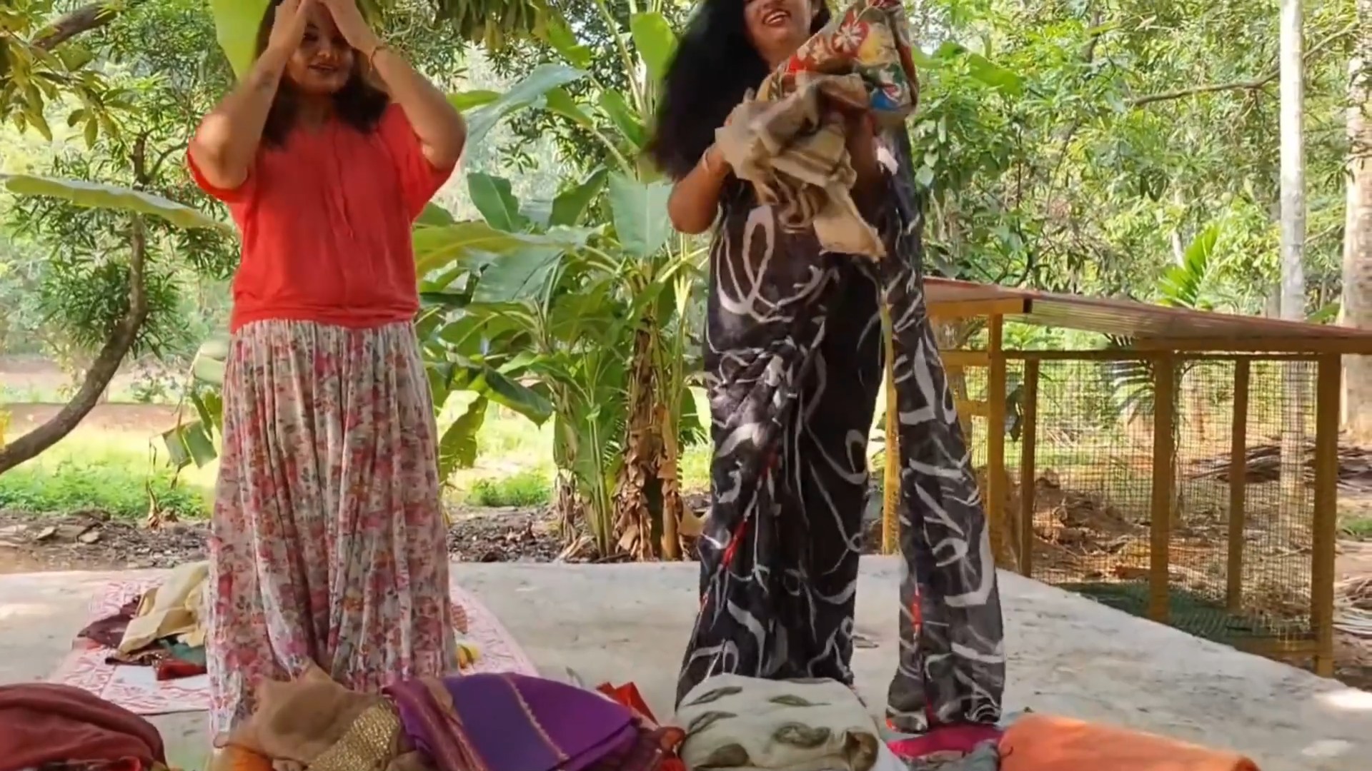 Sandra thomas Hot Mom Sexy Body structure in balck saree and big deep Navel show mp4 snapshot 01 ...