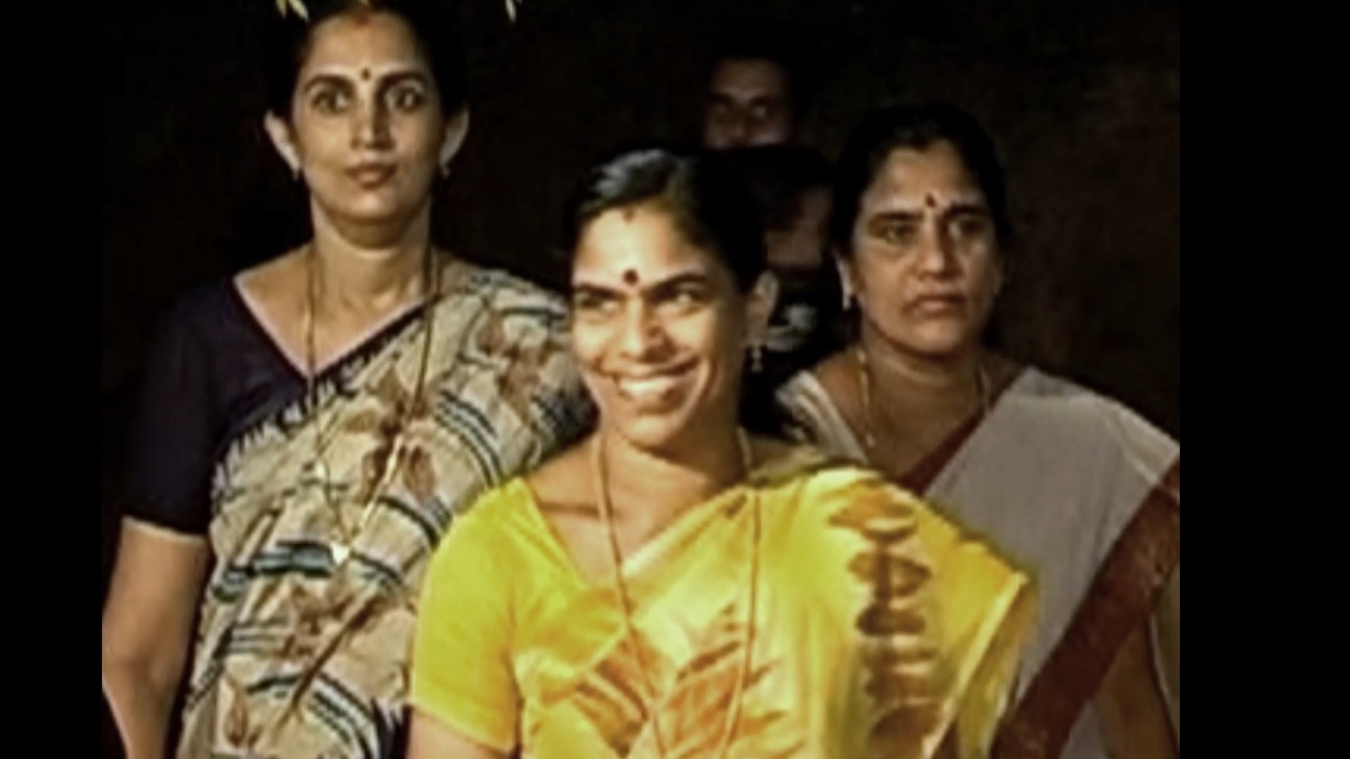 Beautiful Homely Malayali Aunty Sexy big Deep Navel in Saree mp4 snapshot 00 05 083 — Postimages