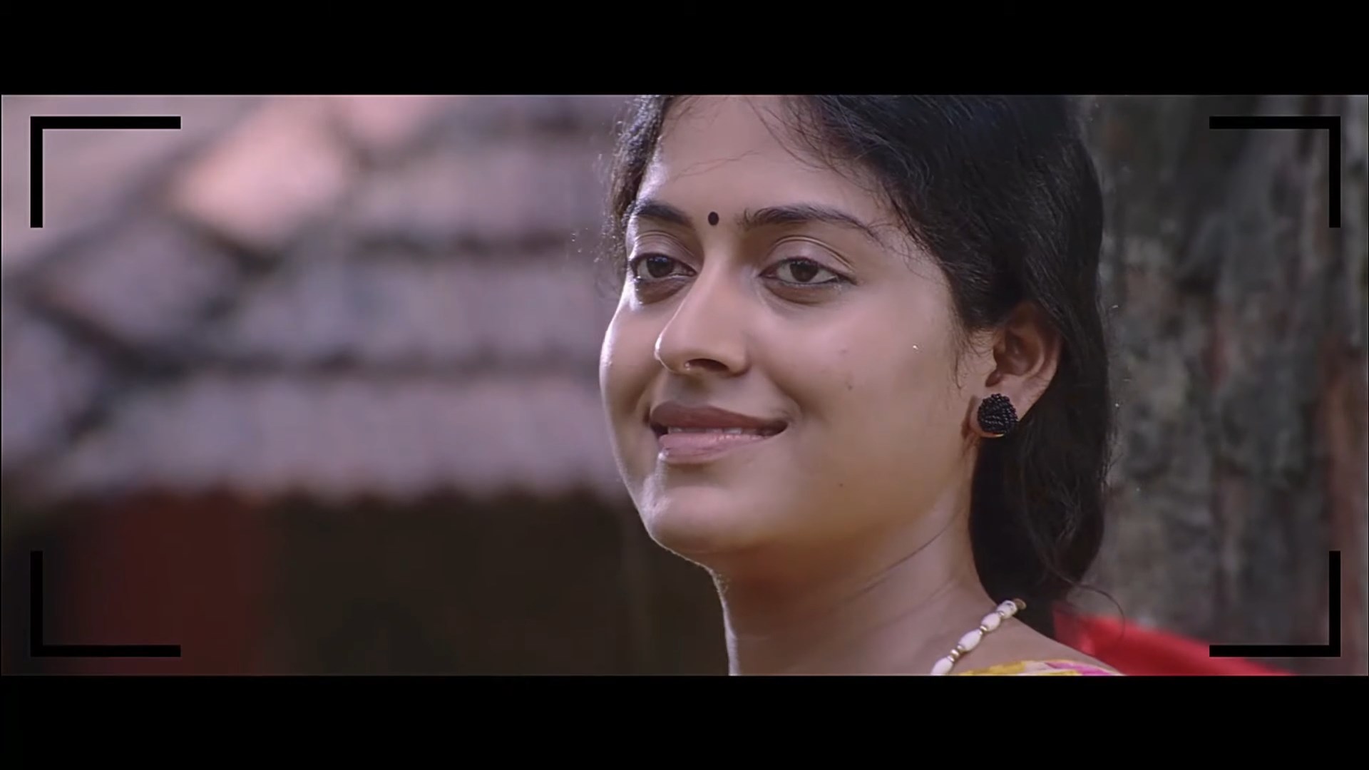 Guy Zooming camera to beautiful malayalam actress in yellow saree mp4 ...