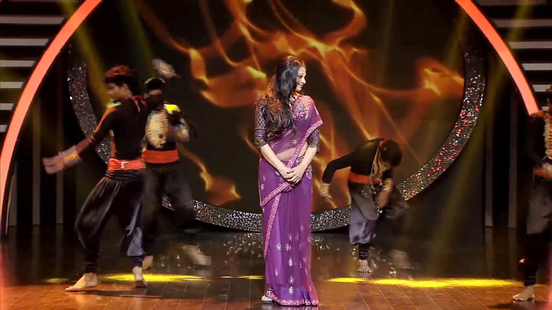 Shobana Wide Stretched Belly And Deep Wide Big Navel Hole in ...