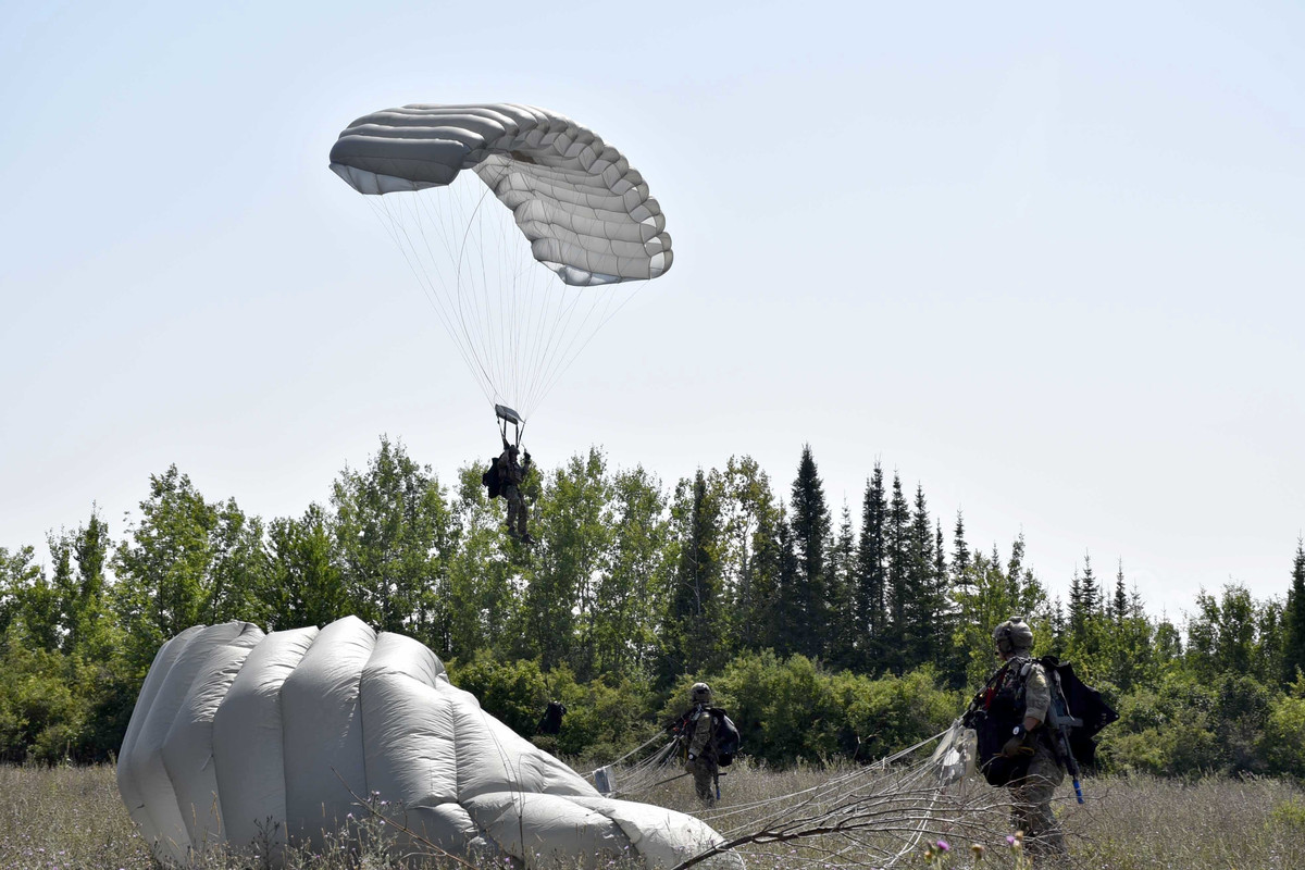 180811 Z HE811 820 — Postimages