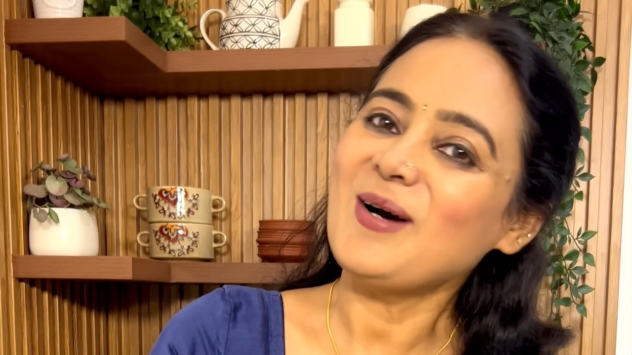 Reena Basheer Sexy Wide open belly and Navel Slips in green saree mp4 snapshot 00 00 325 ...