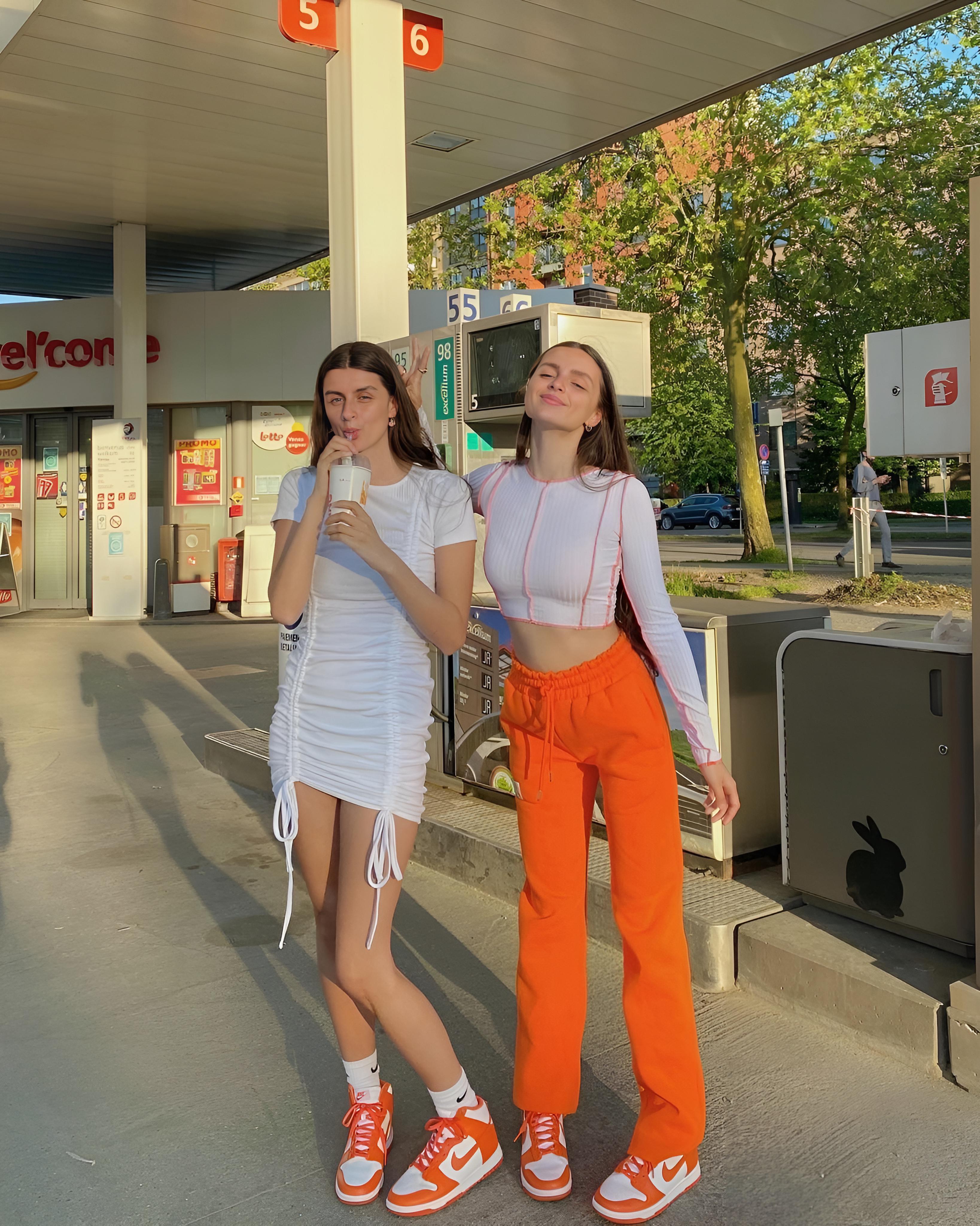 Natacha & Melanie drinking the milkshake in Gas Station — Postimages