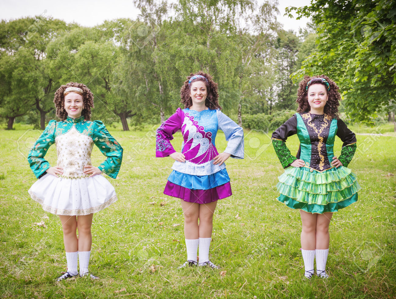 40922954 Tre giovani belle ragazze in abito da b — Postimages