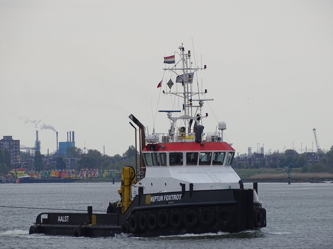 Neptun Foxtrot sleept Ponton Wismar 25 4 2024 nr 1 — Postimages