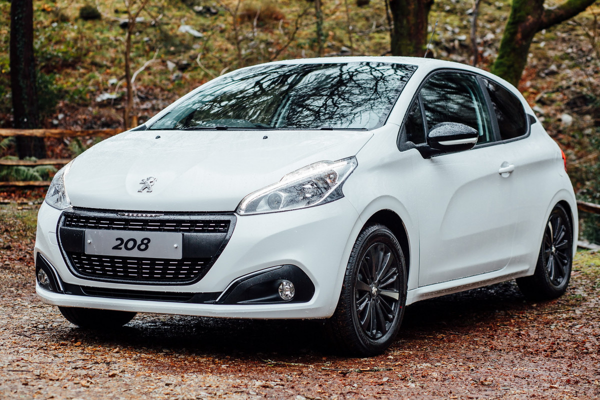 peugeot 208 black edition 4 — Postimages