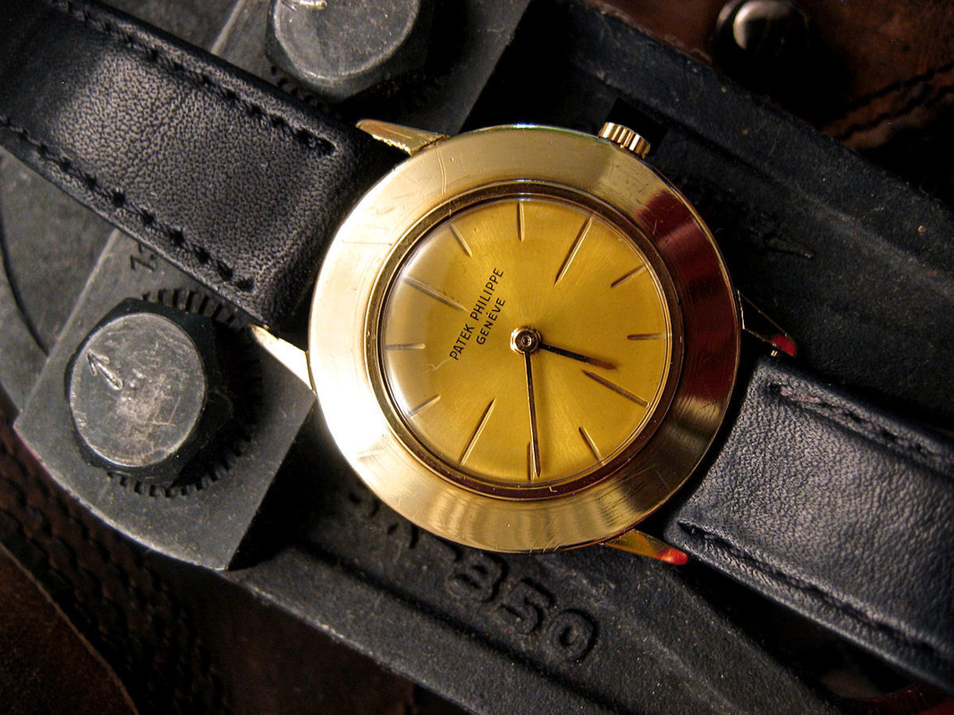 TimeZone : Patek Philippe » Correct crown (size) for a Disco Volante?