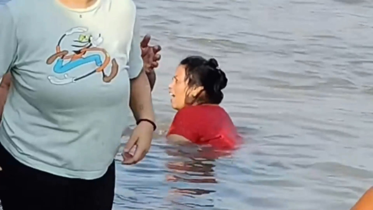 Cute Busty Huge Milky Breasts Hanging in Wet White T Shirt While taking dip mp4 snapshot 00 11 ...