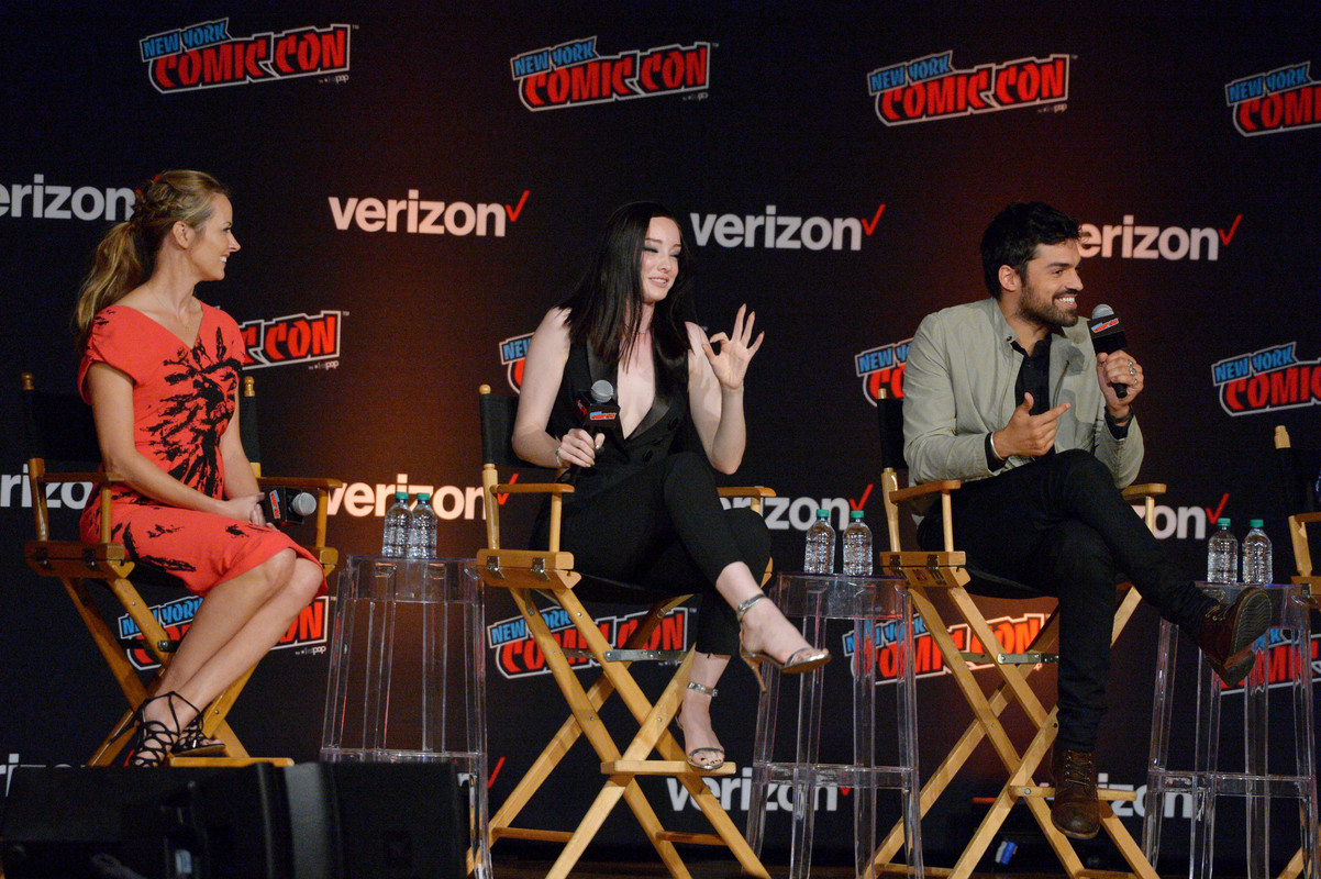 Amy Acker Crossed Legs – NYCC 2018 | LEGS COOL