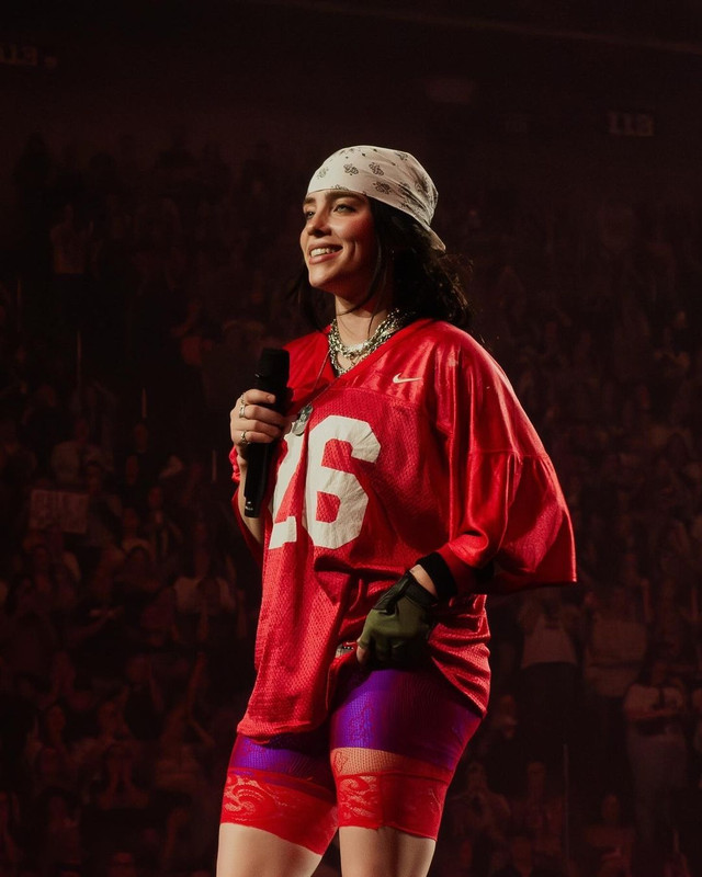 HARDANDSOFTQuebec Billie on stage at the centrevideotron tonight in Quebec, Canada! ️ marjoha ...