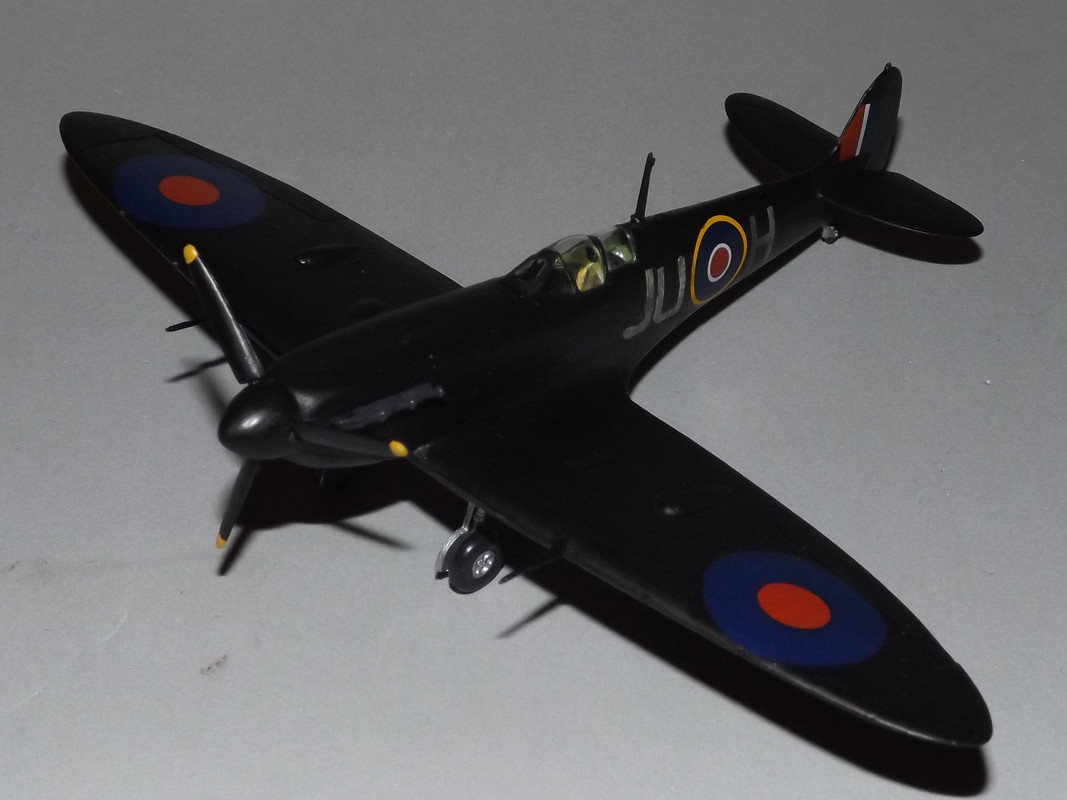 Revell Spitfire Black FP — Postimages