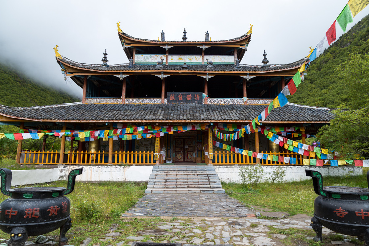 IMG 3367 Huanglong National Park Middle Temple — Postimages