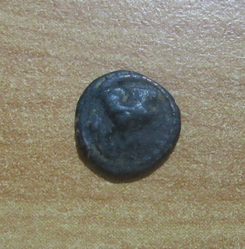 AE9 semi autónomo de Beroea. BЄ/POI en corona de laurel. Siglo II d C.